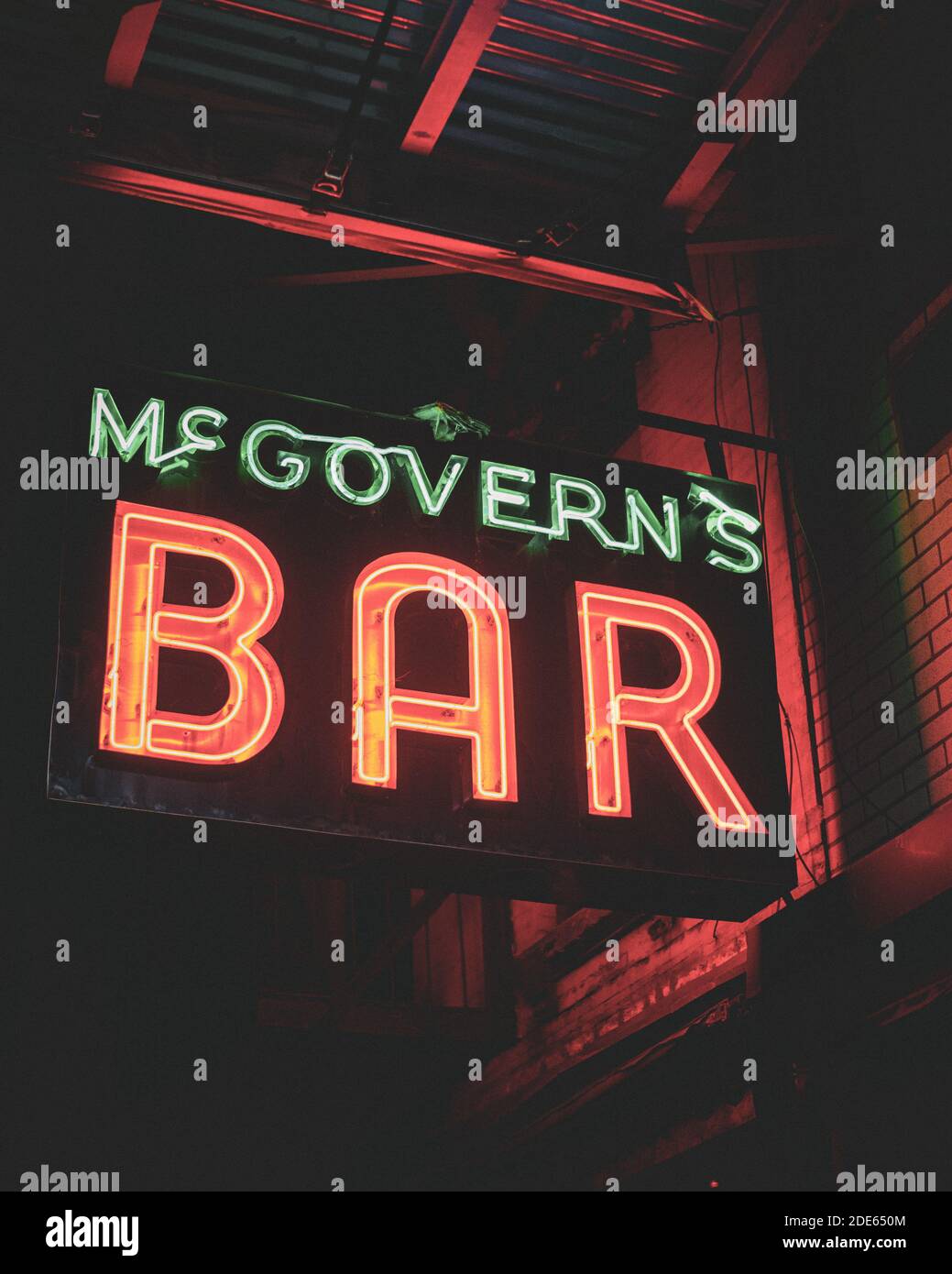 Neon night red manhattan hi-res stock photography and images - Alamy