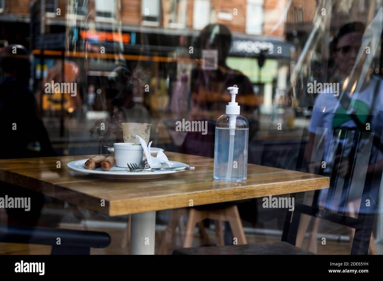 Food left on table in city restaurant, during lockdown Stock Photo - Alamy