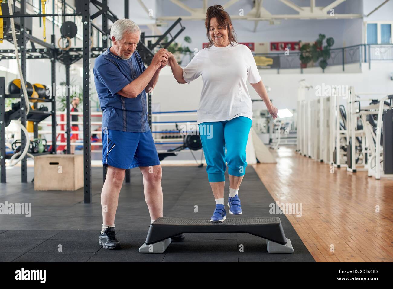 Senior couple training together at gym Stock Photo - Alamy