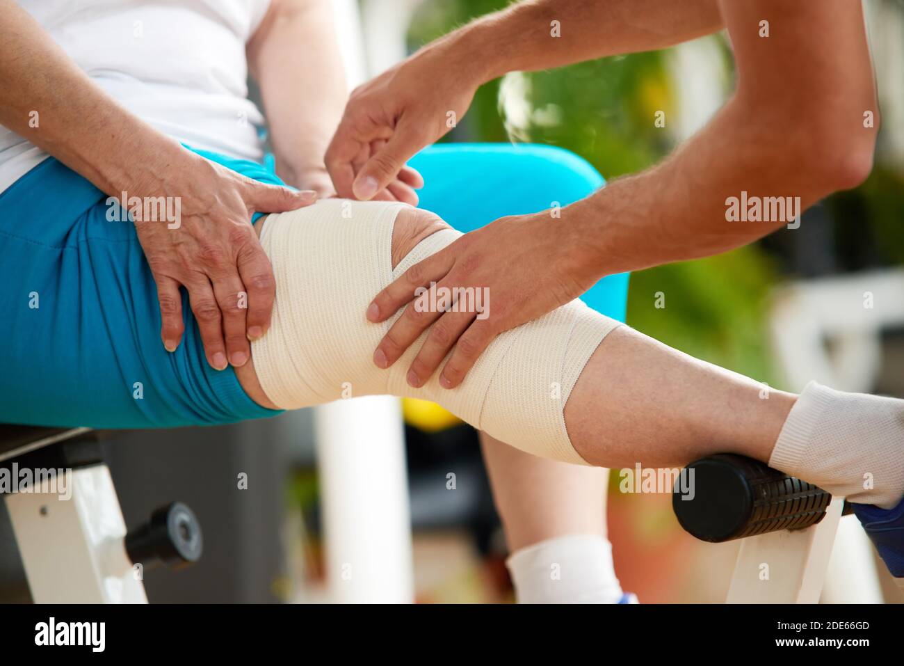 Female person with injured leg at gym Stock Photo - Alamy