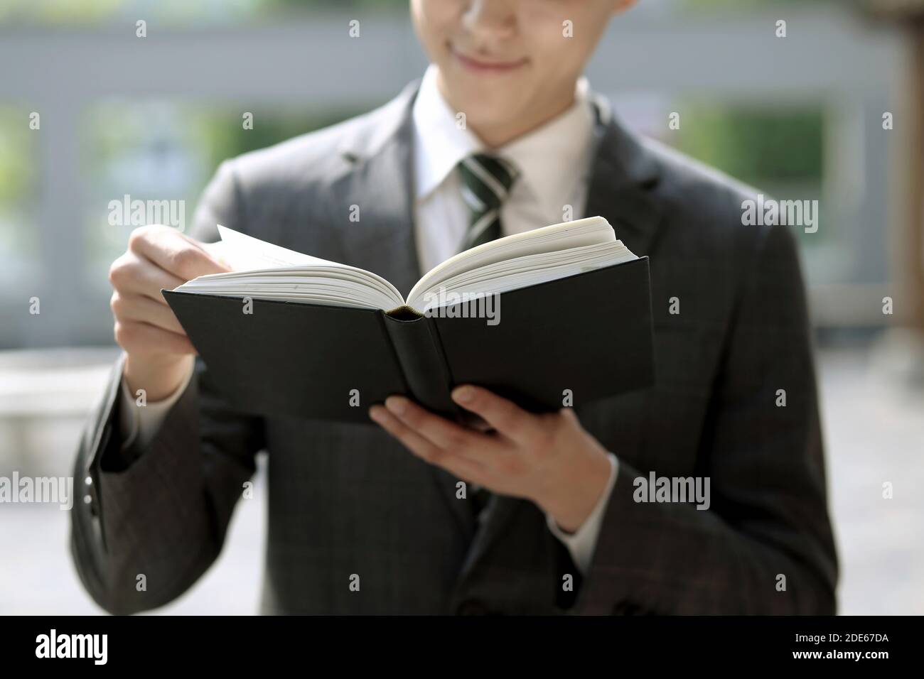 Businessman reading book hi-res stock photography and images - Alamy