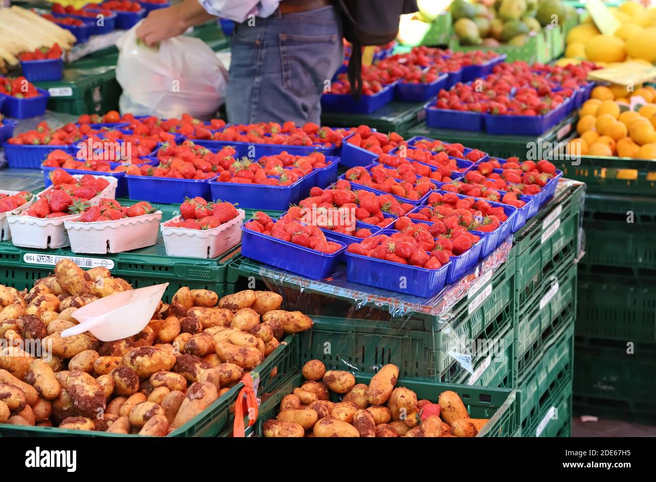 fruits on market Stock Photo - Alamy
