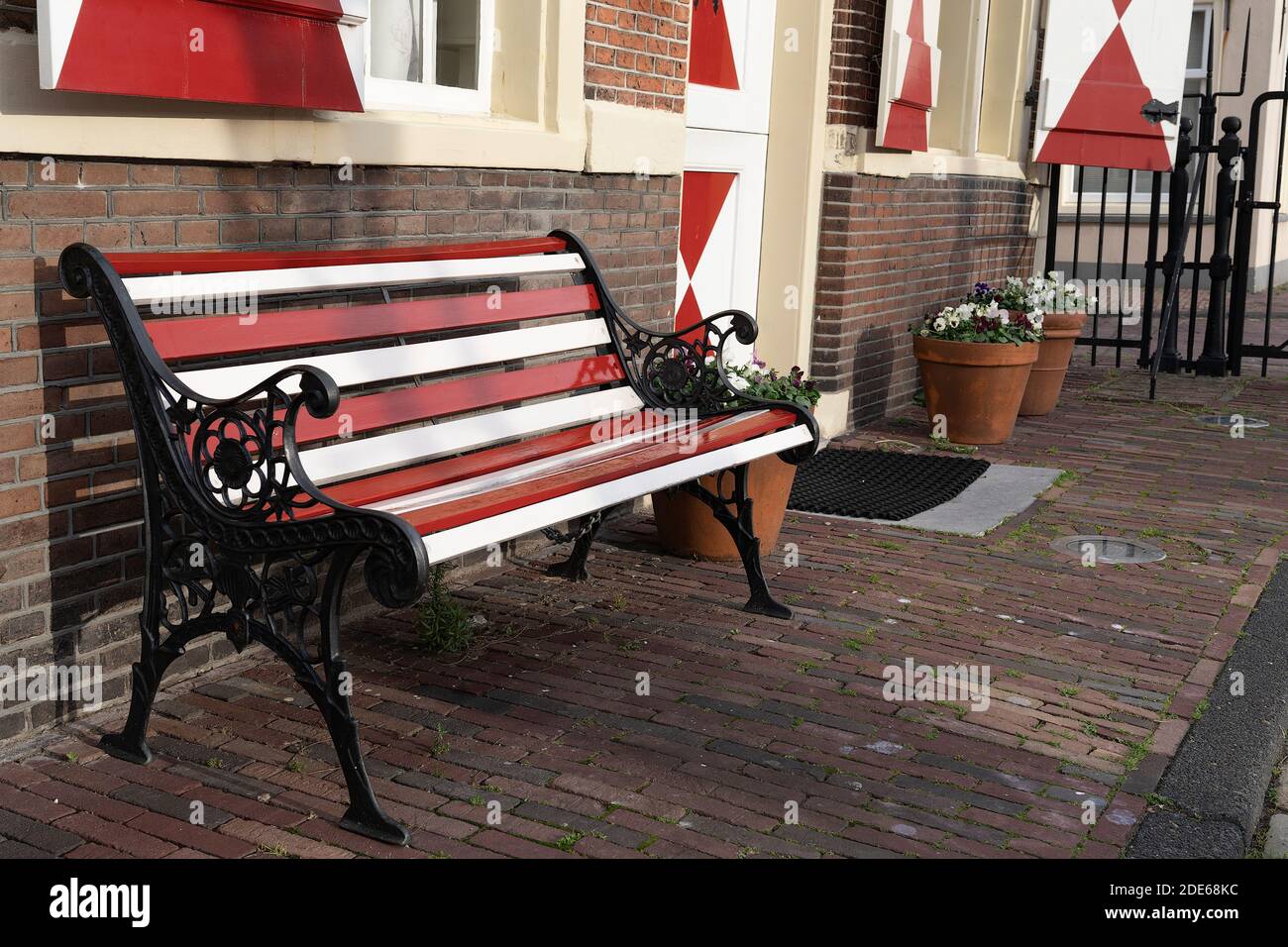 House facing the street hi-res stock photography and images - Alamy