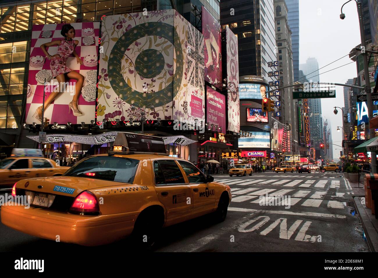 New york city ads billboard billboards advertising hi-res stock photography and images - Alamy