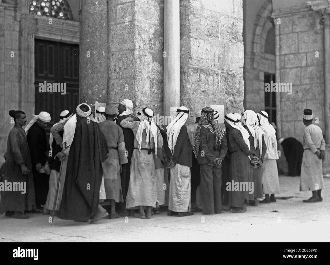 Arabs reading rebel posters hi-res stock photography and images - Alamy