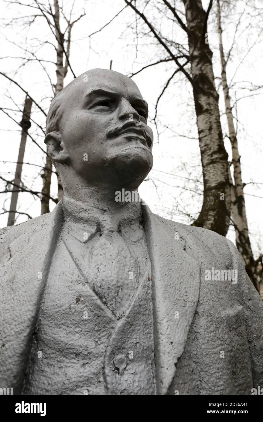 Monument of Lenin in the spring park Stock Photo - Alamy