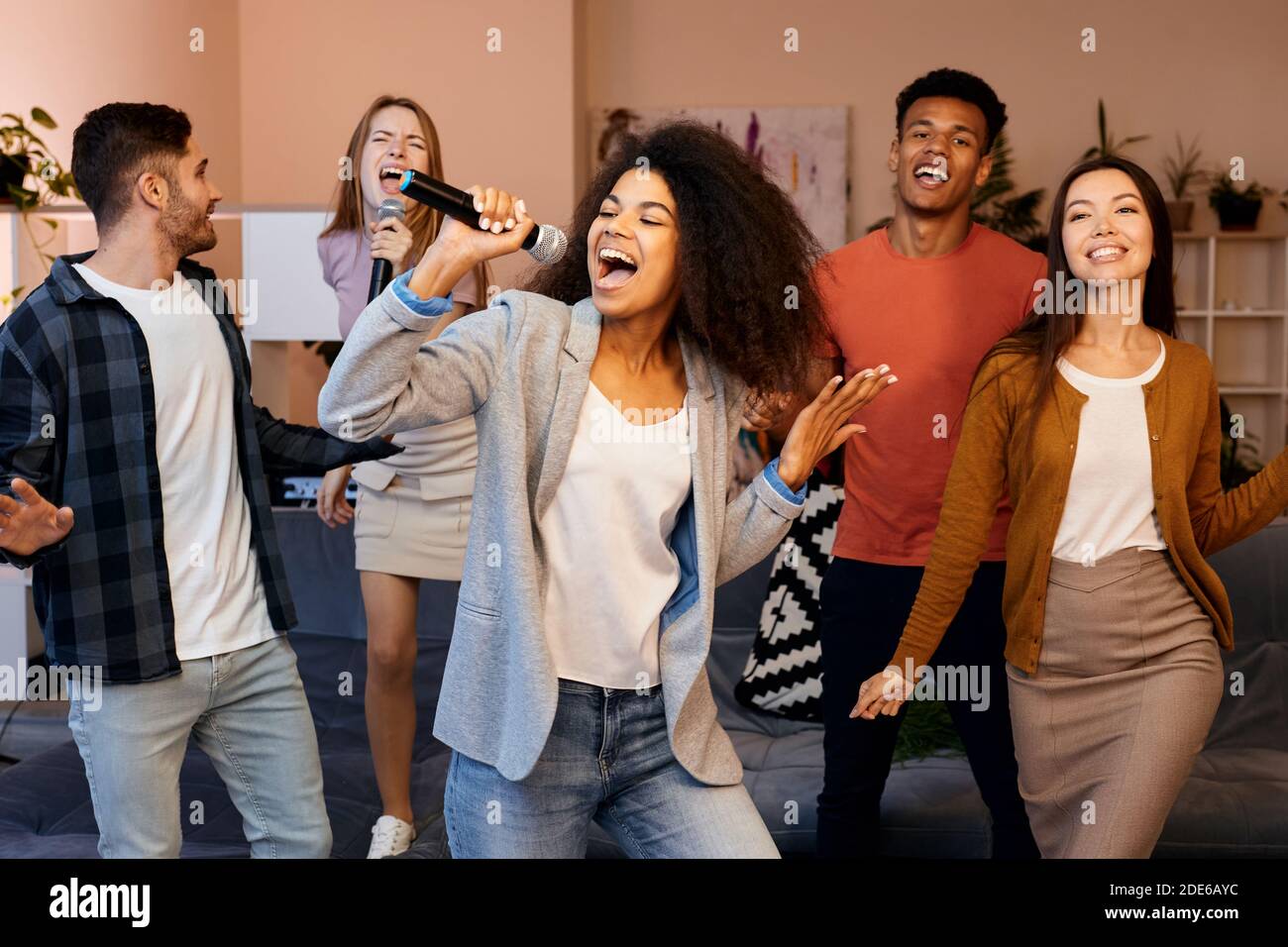 African girls group singing hi-res stock photography and images - Alamy