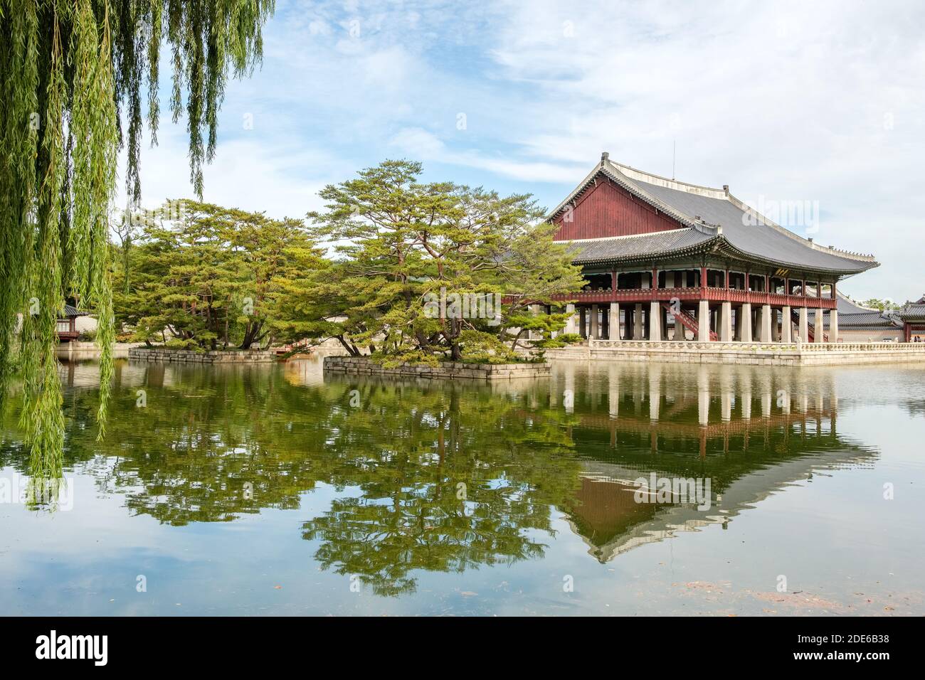 Gyeonghoeru Pavilion in Gyeongbokgung Palace, Seoul, South Korea Stock ...