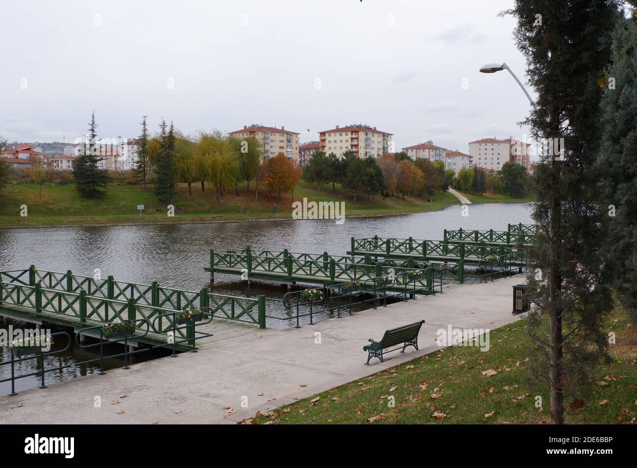 Waterside bench hi-res stock photography and images - Alamy