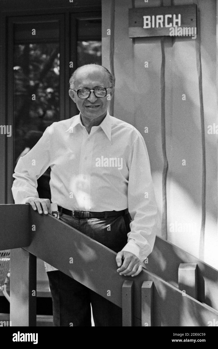 Menahem Begin poses at Camp David ca. 09/09/1978 Stock Photo - Alamy