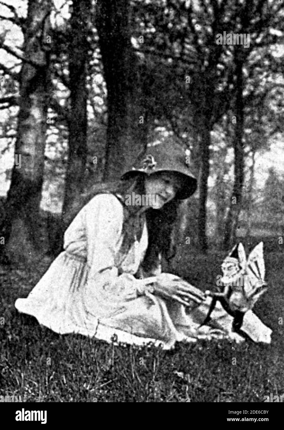 Cottingley fairies' hi-res stock photography and images - Alamy