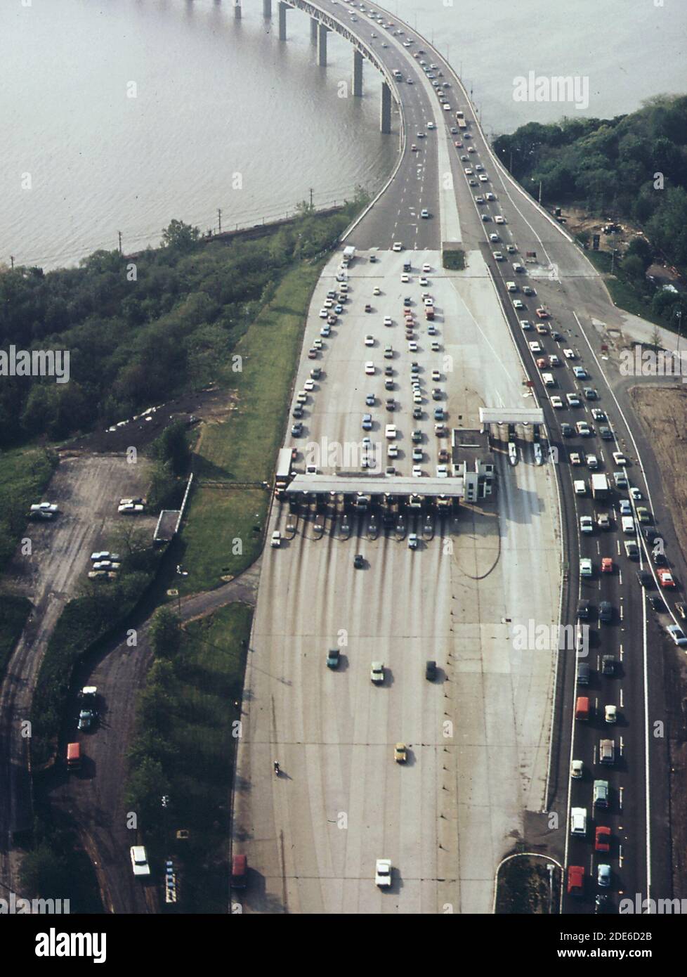 Entrance to the Tappan Zee Bridge over the Hudson River between ...