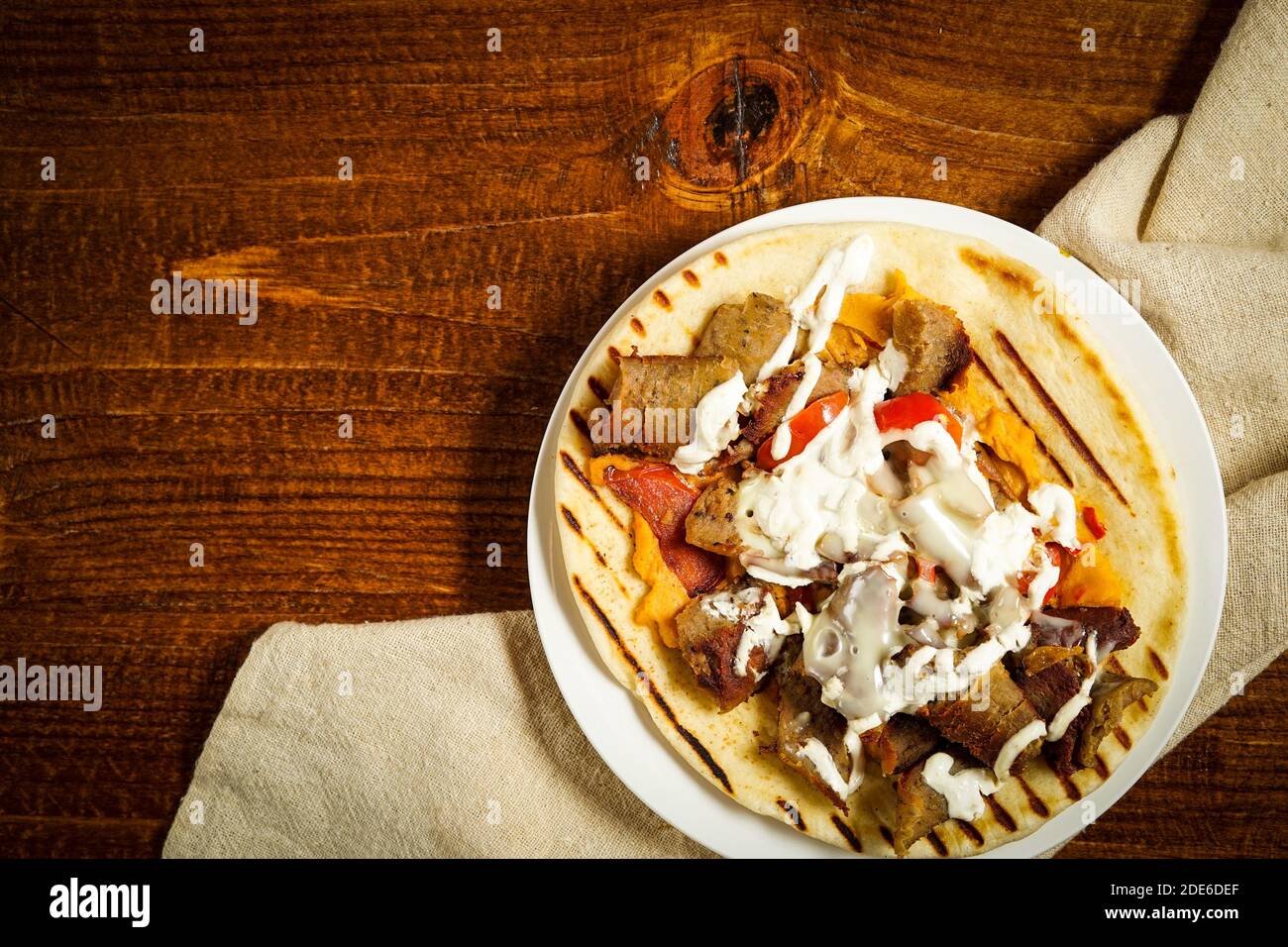 Middle eastern street food shawarma hi-res stock photography and images ...