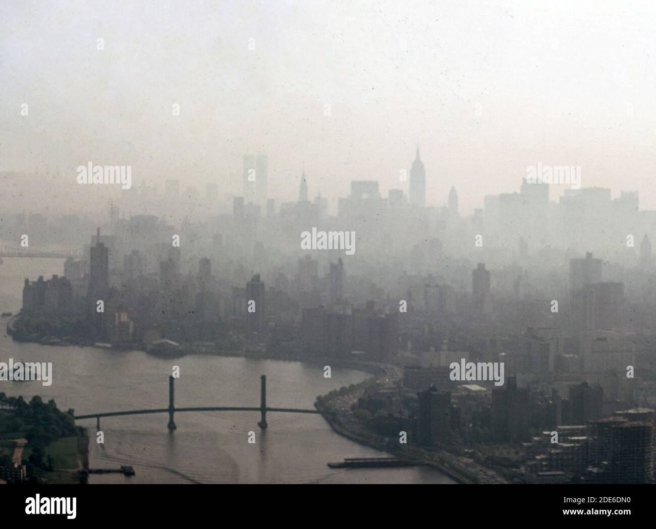 East River and Manhattan skyline in heavy smog ca. 1973 Stock Photo - Alamy