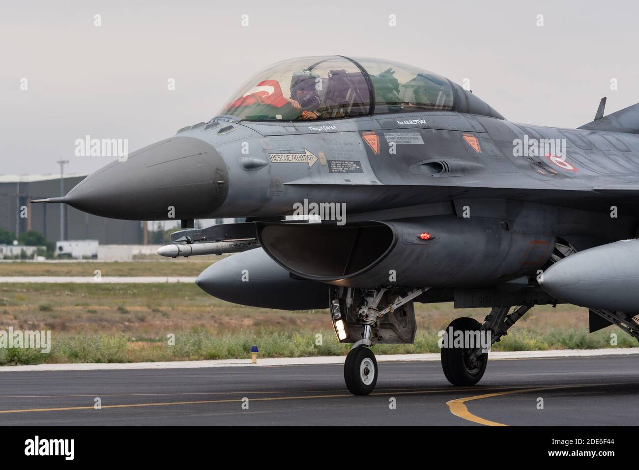 Side view f 16 falcon jet hi-res stock photography and images - Alamy