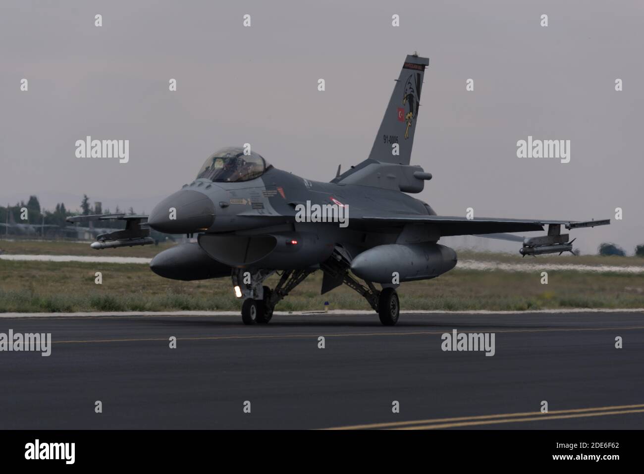 Side view f 16 falcon jet hi-res stock photography and images - Alamy