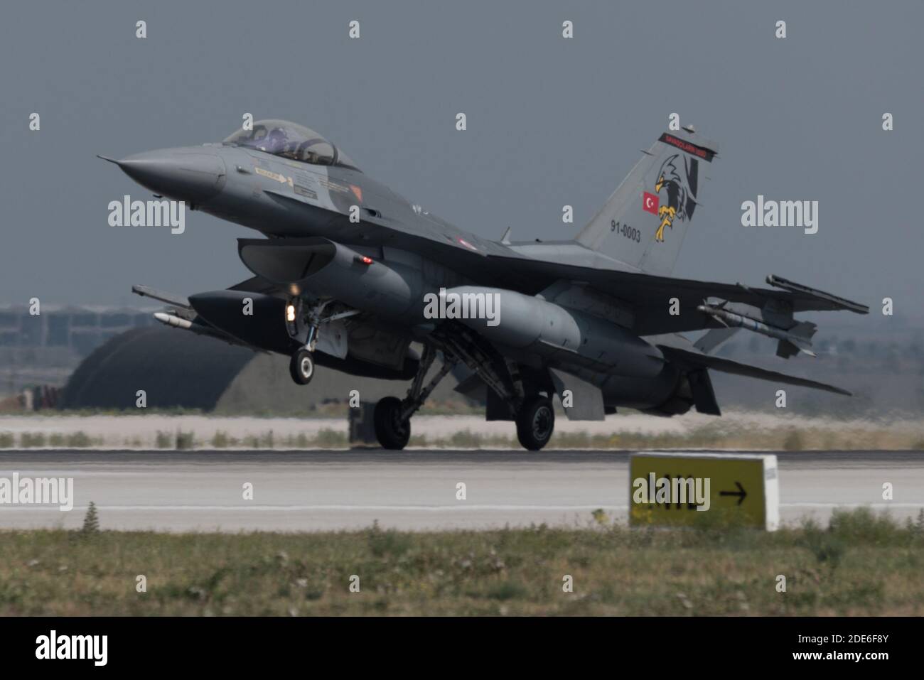 Side view f 16 falcon jet hi-res stock photography and images - Alamy