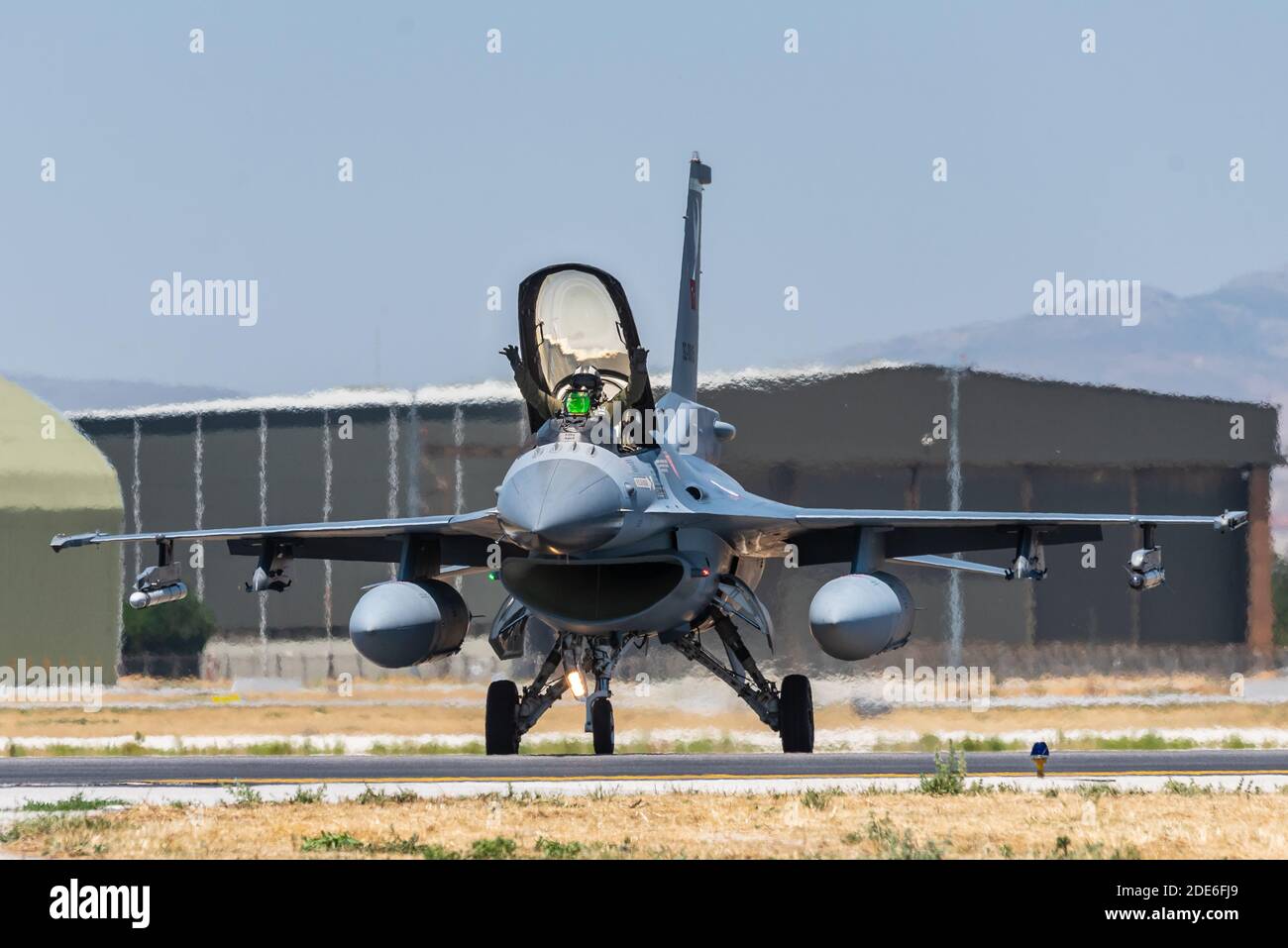 Side view f16 fighter aircraft hi-res stock photography and images - Alamy