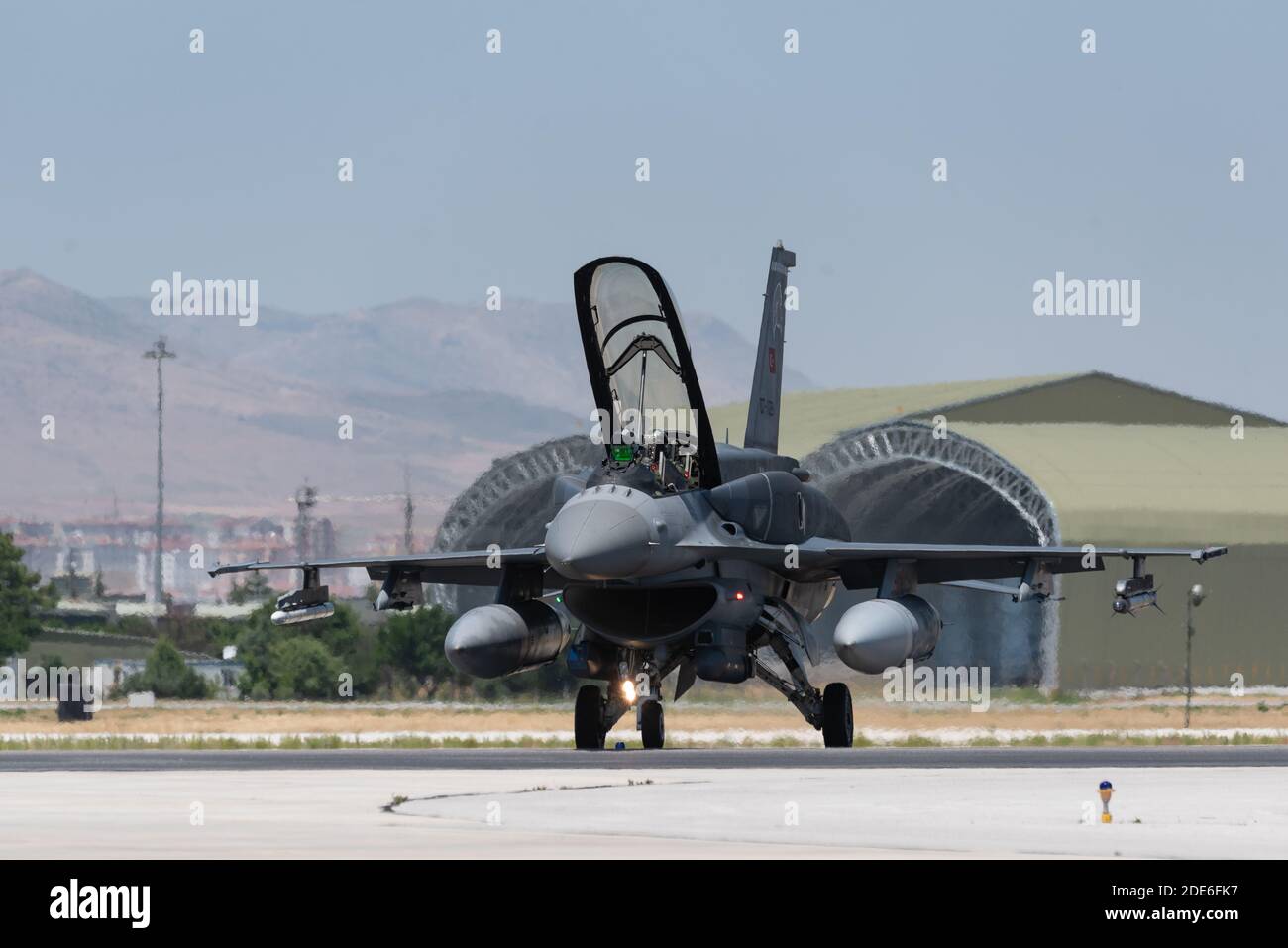Side view f16 fighter aircraft hi-res stock photography and images - Alamy