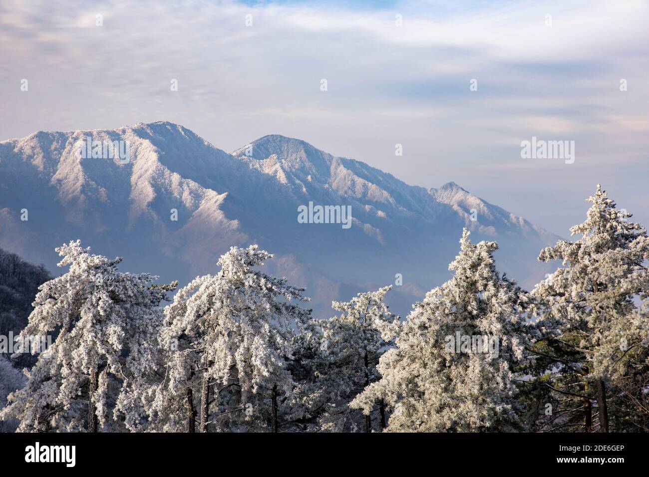 Lu'an. 29th Nov, 2020. Photo taken on Nov. 29, 2020 shows the snow ...