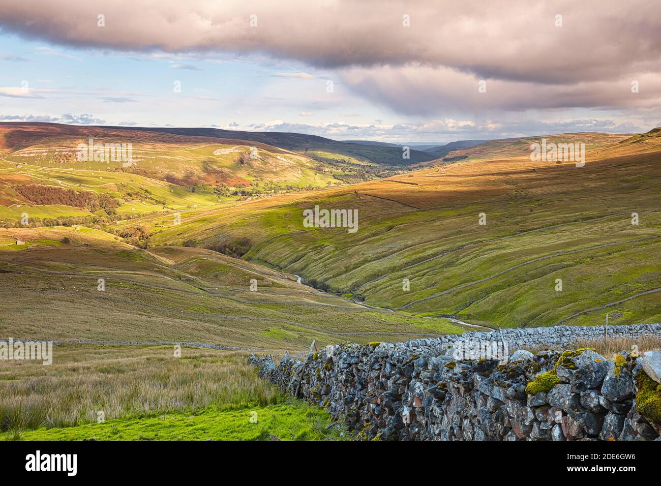 View looking towards Swaledale from Buttertubs Pass, Yorkshire Dales ...
