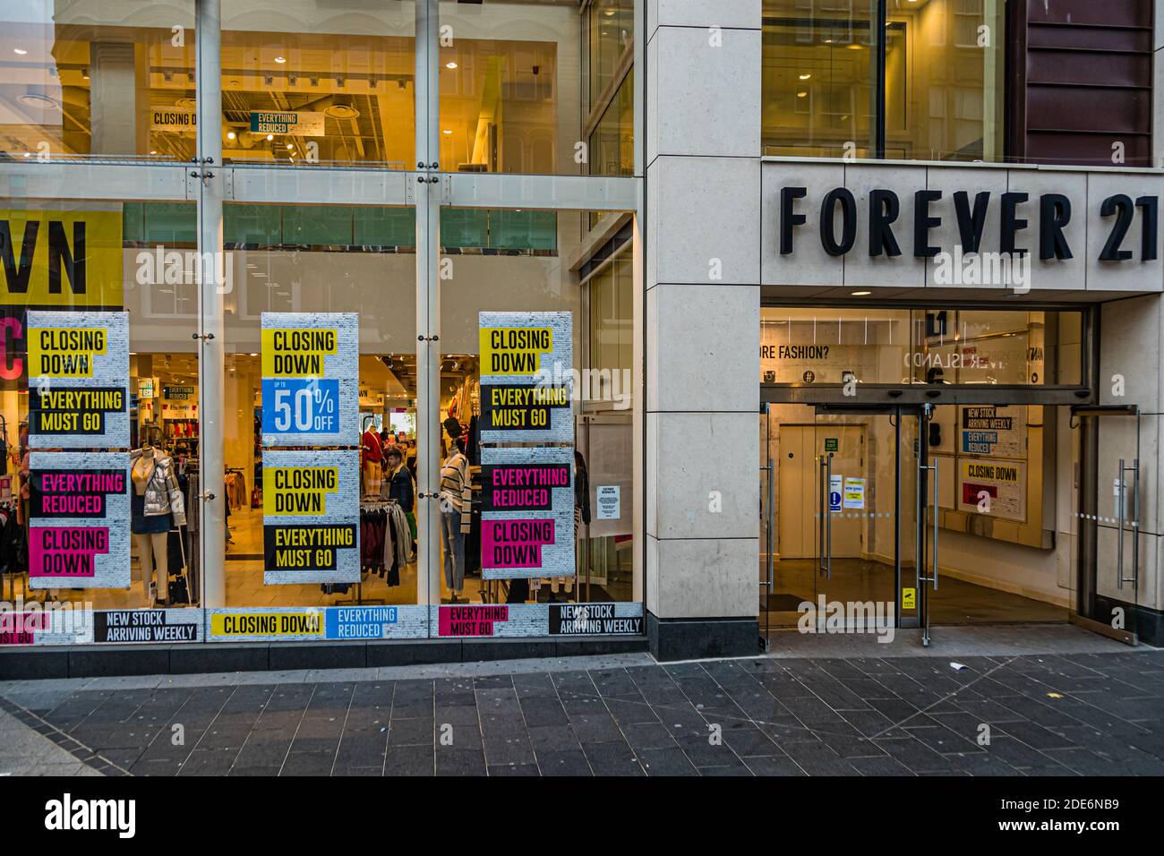 Forever 21 sign hi-res stock photography and images - Alamy