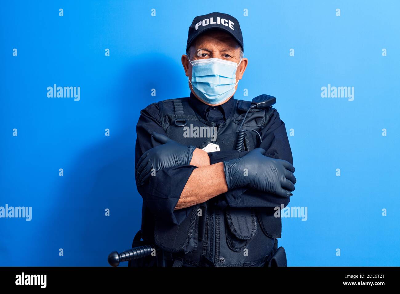 Friendly male police officer looking hi-res stock photography and ...