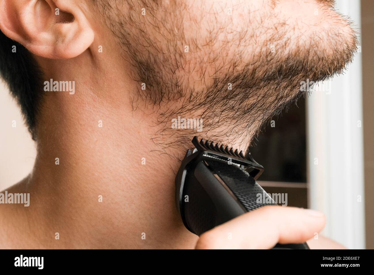 Man shaving hi-res stock photography and images - Alamy