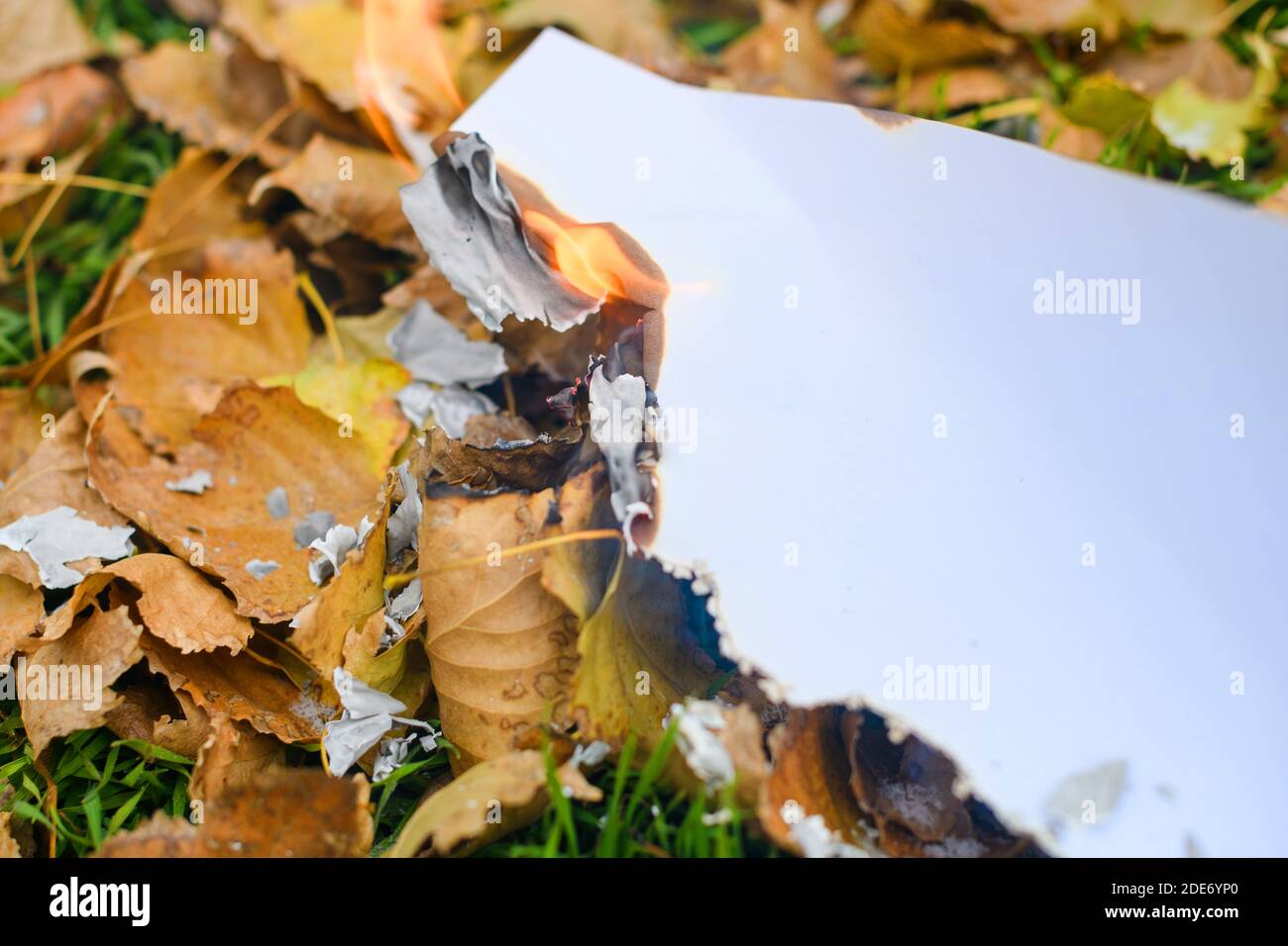 Old crumpled paper burn texture hi-res stock photography and images - Alamy