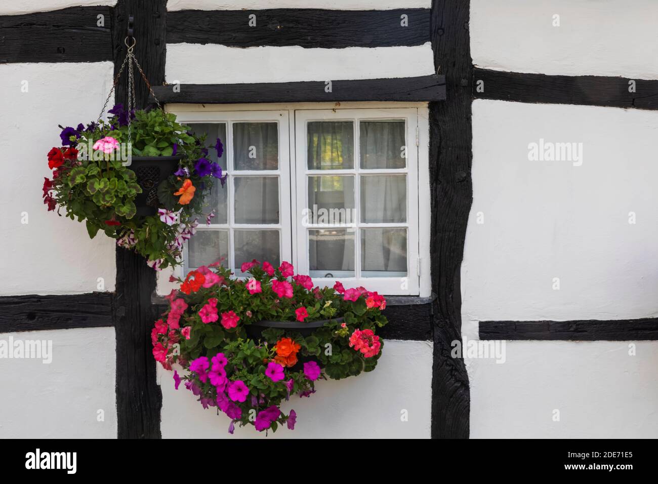 English traditional house hi-res stock photography and images - Alamy