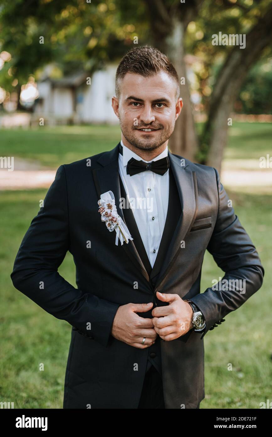 Groom wearing white tuxedo hi-res stock photography and images - Alamy