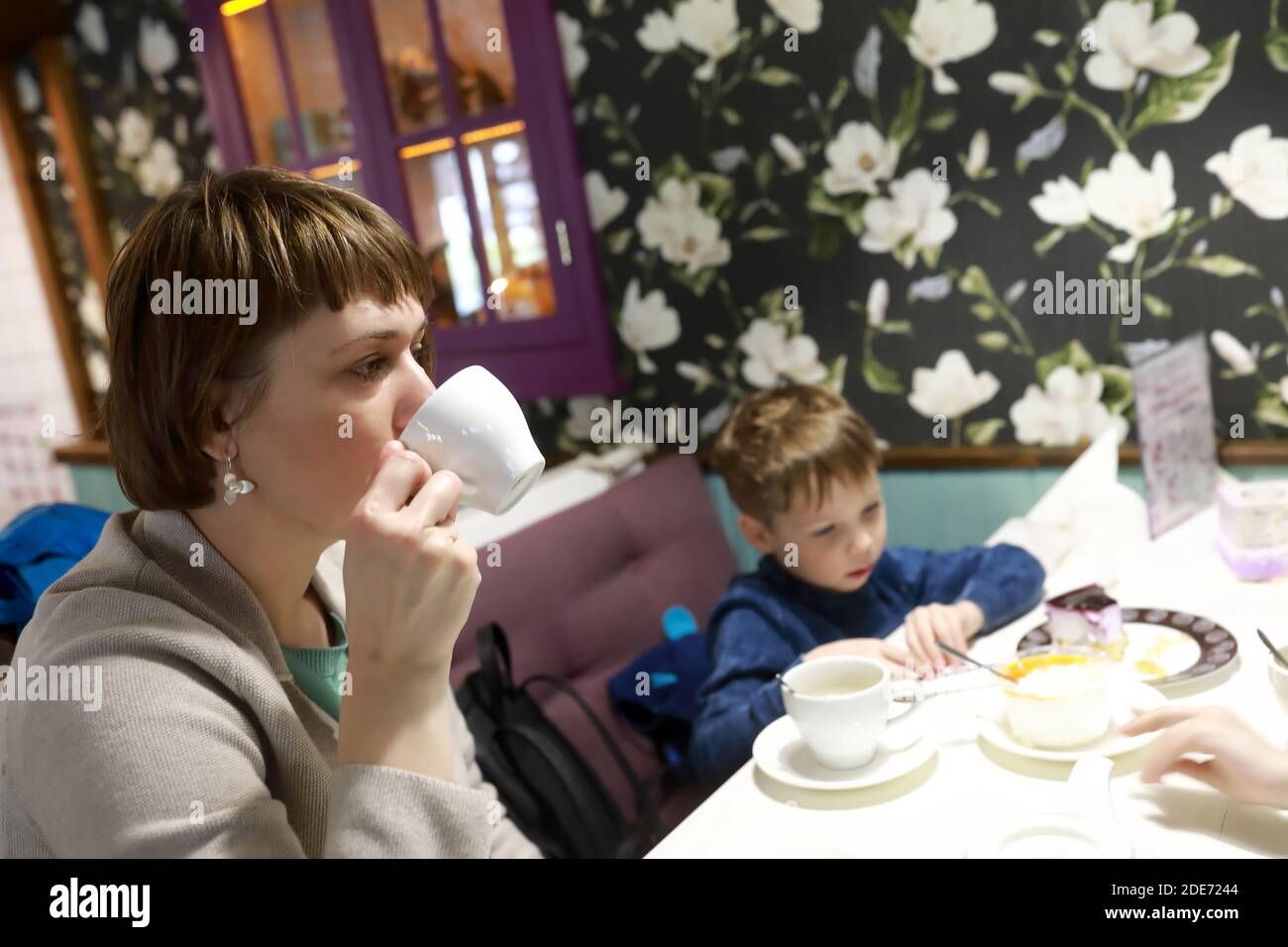 Mother with her son drinking tea in cafe Stock Photo - Alamy