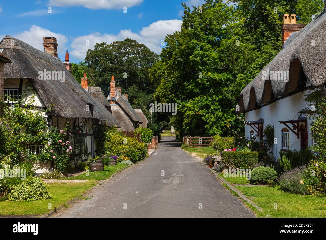 British thatched house wherwell hi-res stock photography and images - Alamy