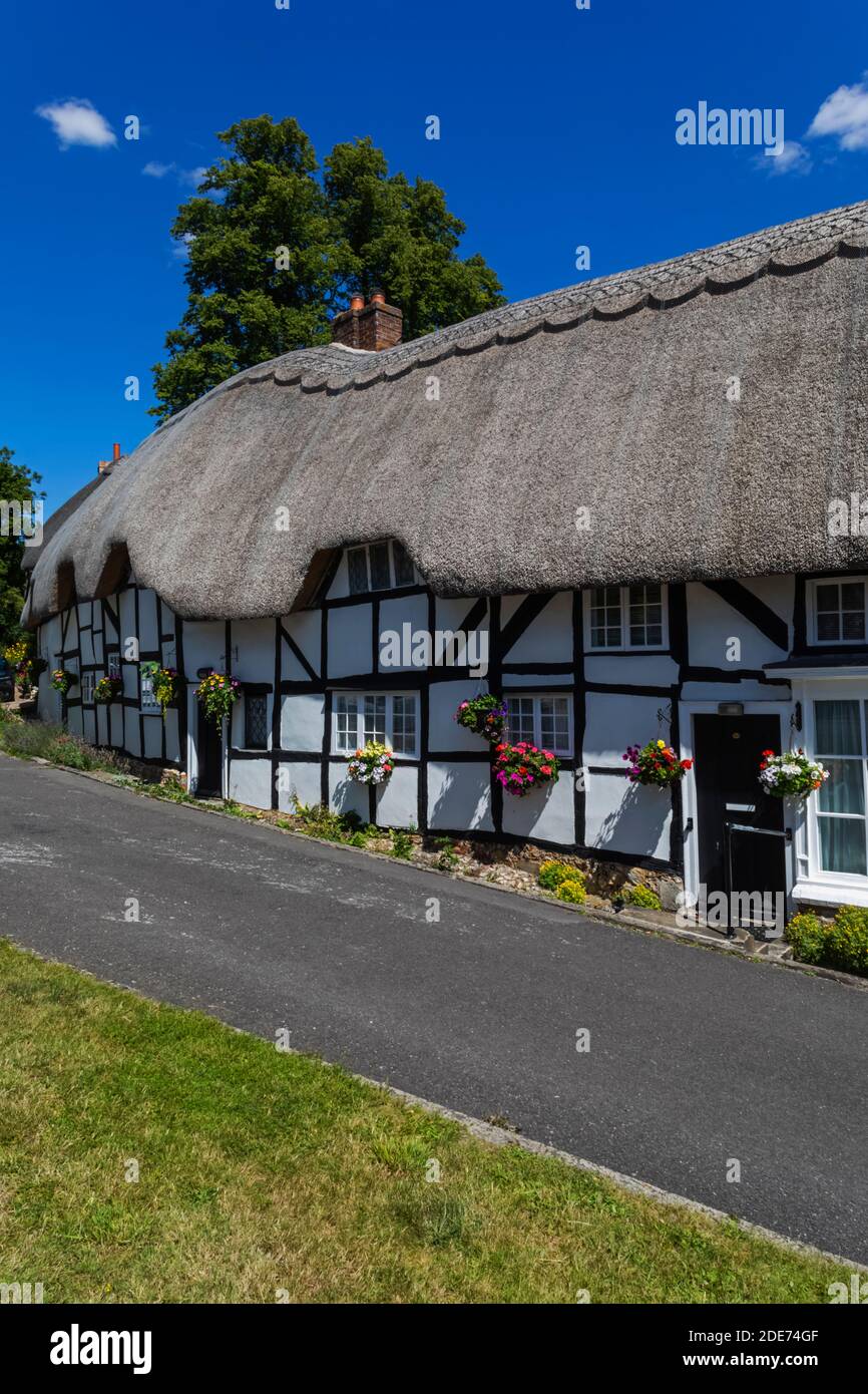 British thatched house wherwell hi-res stock photography and images - Alamy