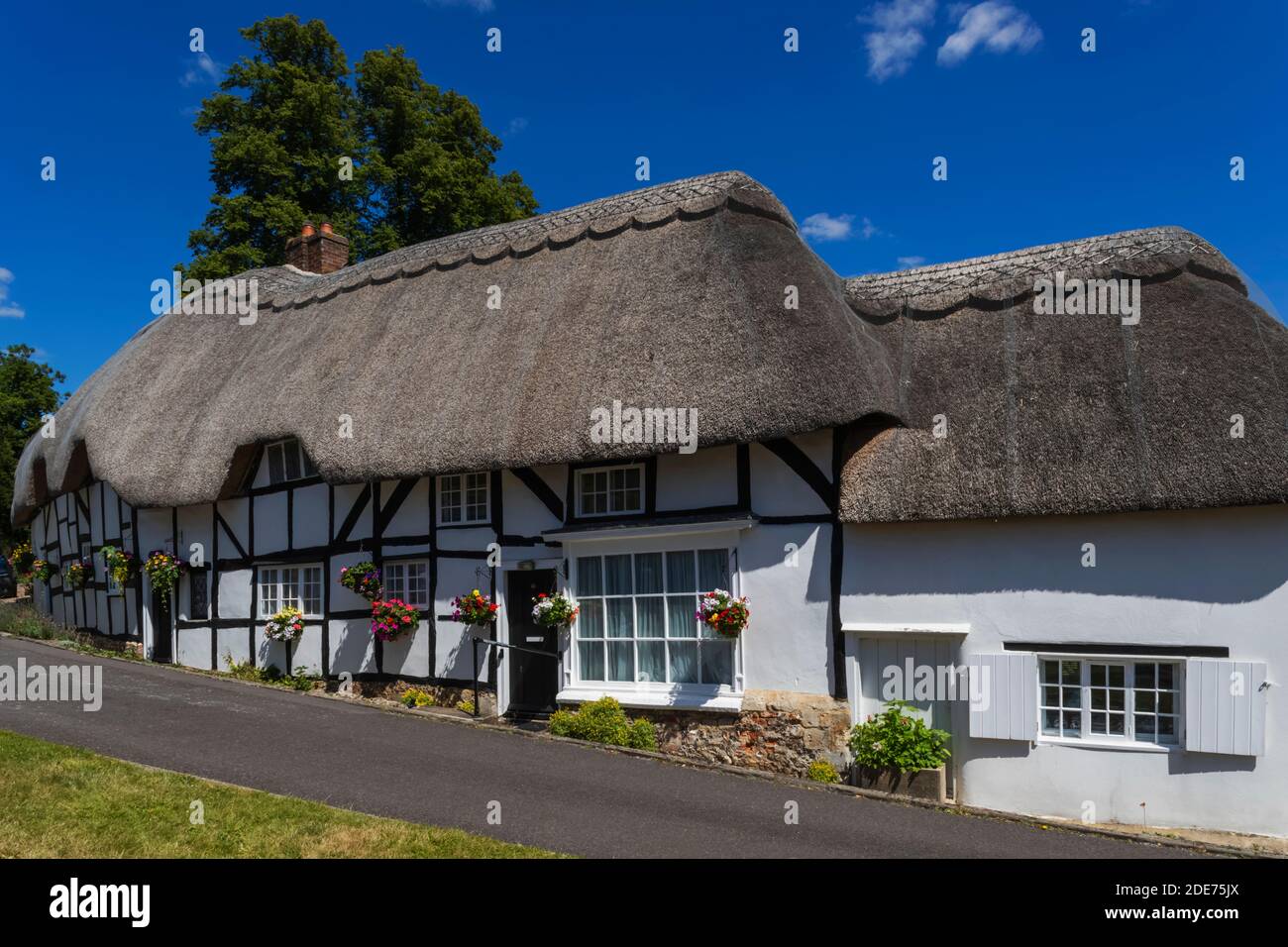 British thatched house wherwell hi-res stock photography and images - Alamy