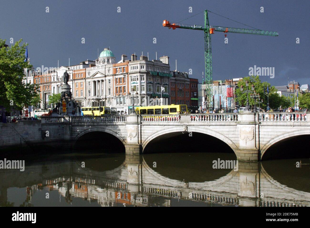 O'Connell Bridge spiegelt sich im River Liffey, Europa, Irland, Dublin ...