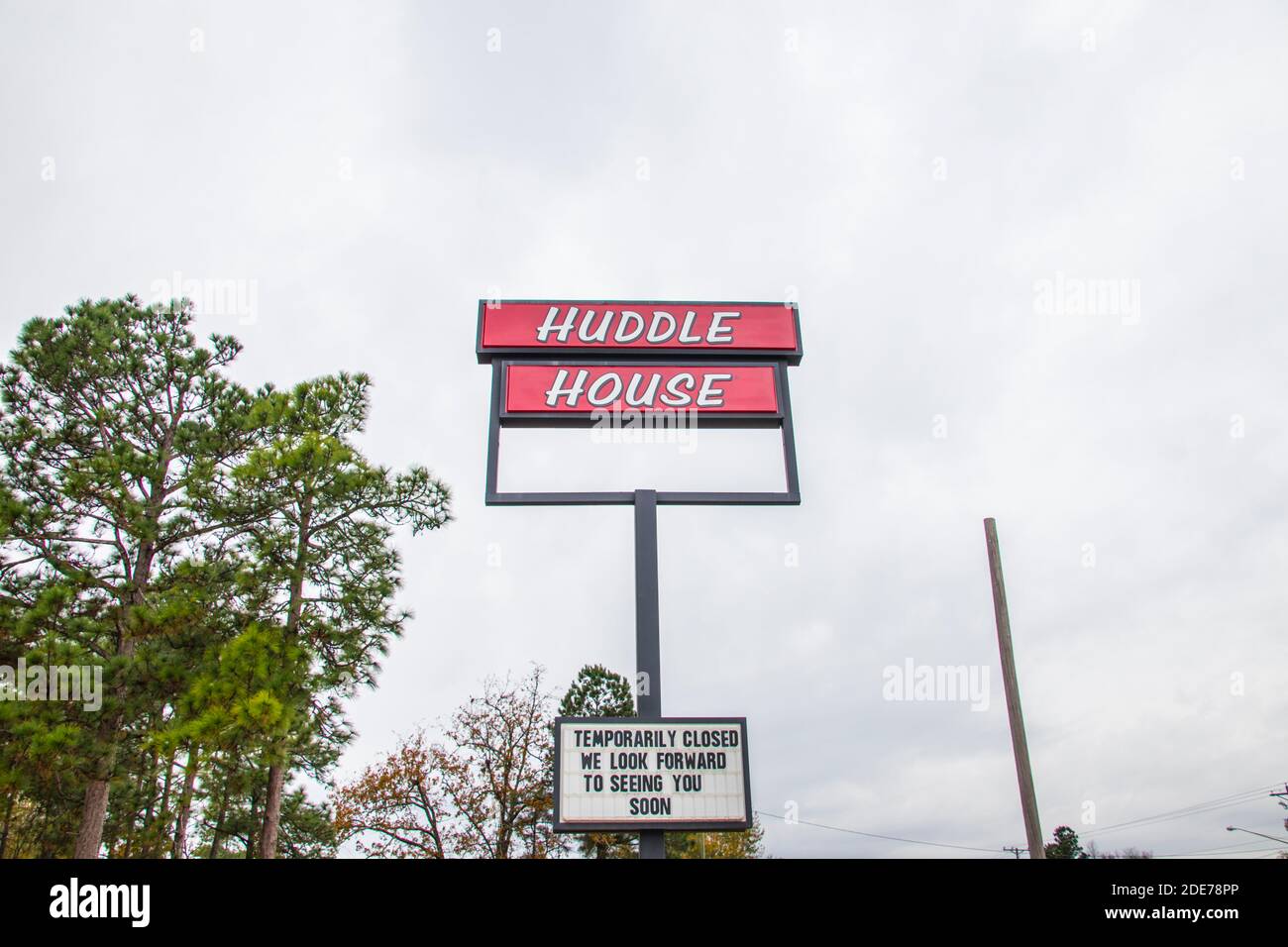 Augusta, Ga USA 11 29 20: Huddle House restaurant closed street sign ...