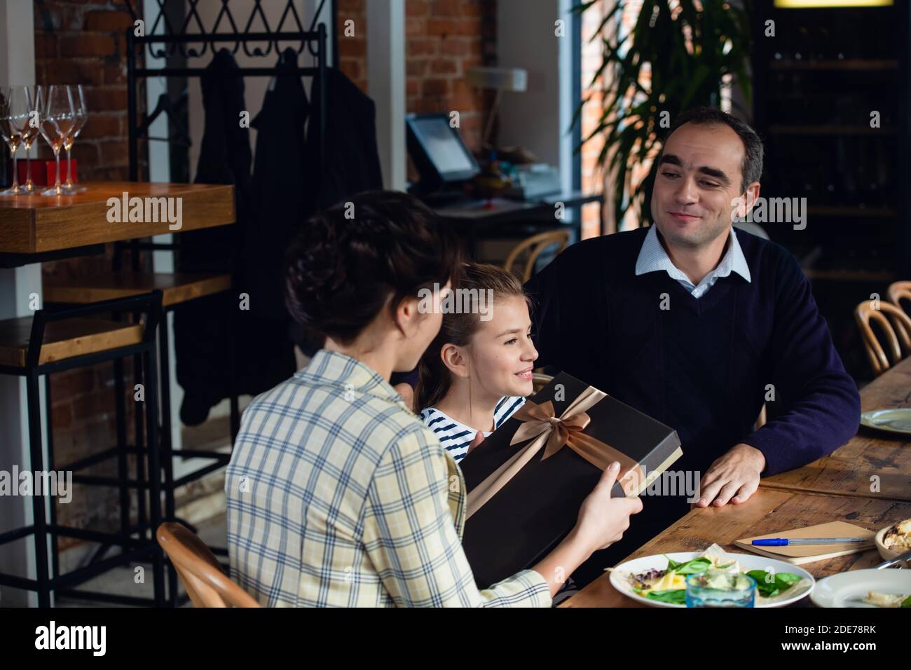 Large family dinner vintage hi-res stock photography and images - Alamy