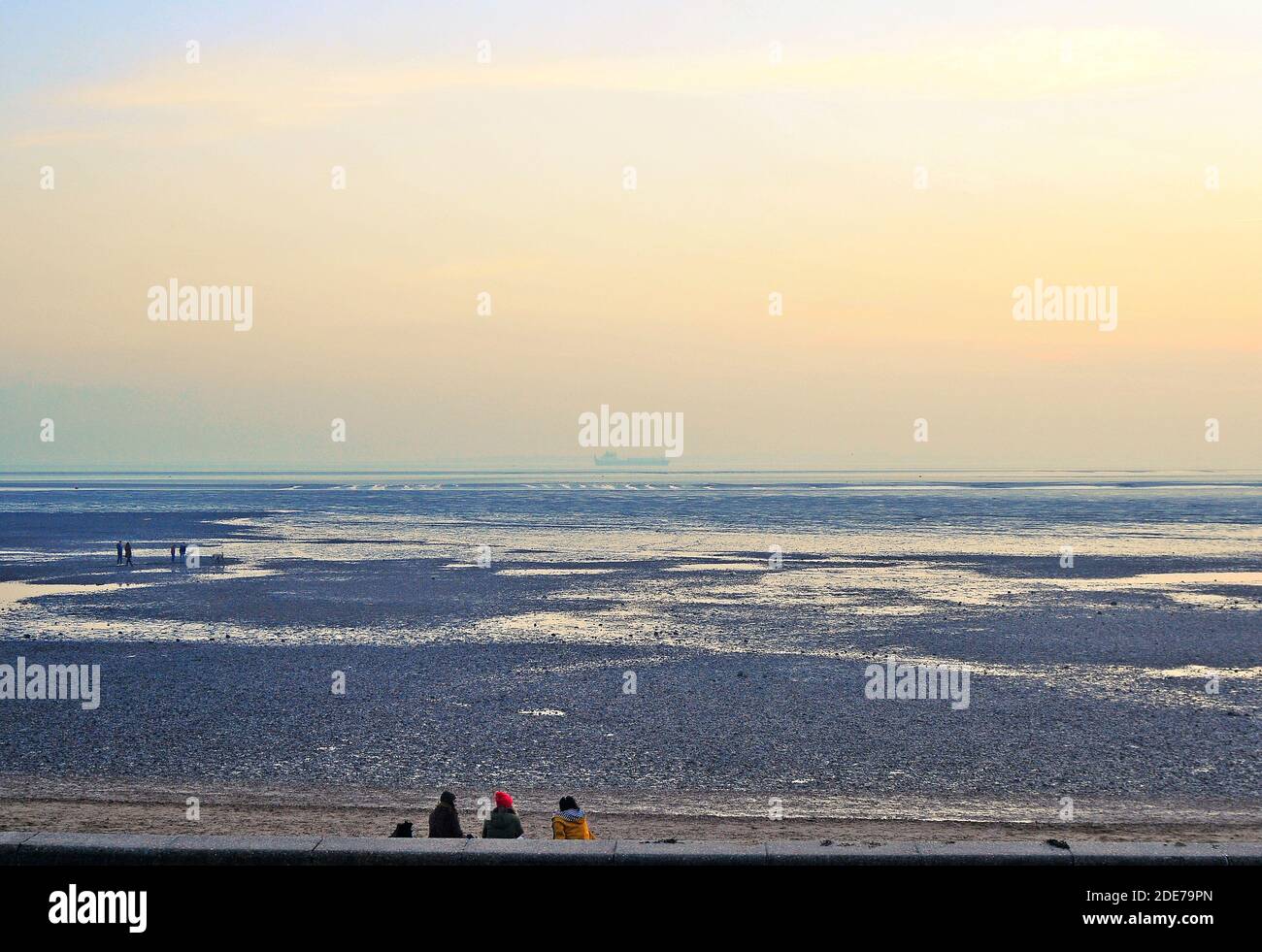 Ship on tide hi-res stock photography and images - Alamy