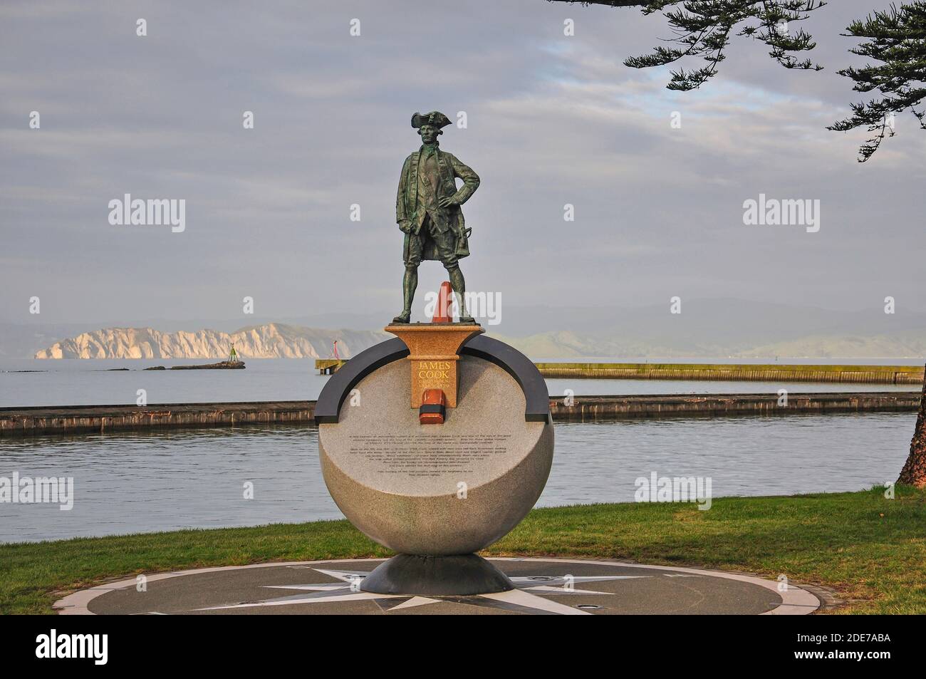 Captain Cook's landing site statue on waterfront, Gisborne, Gisborne ...