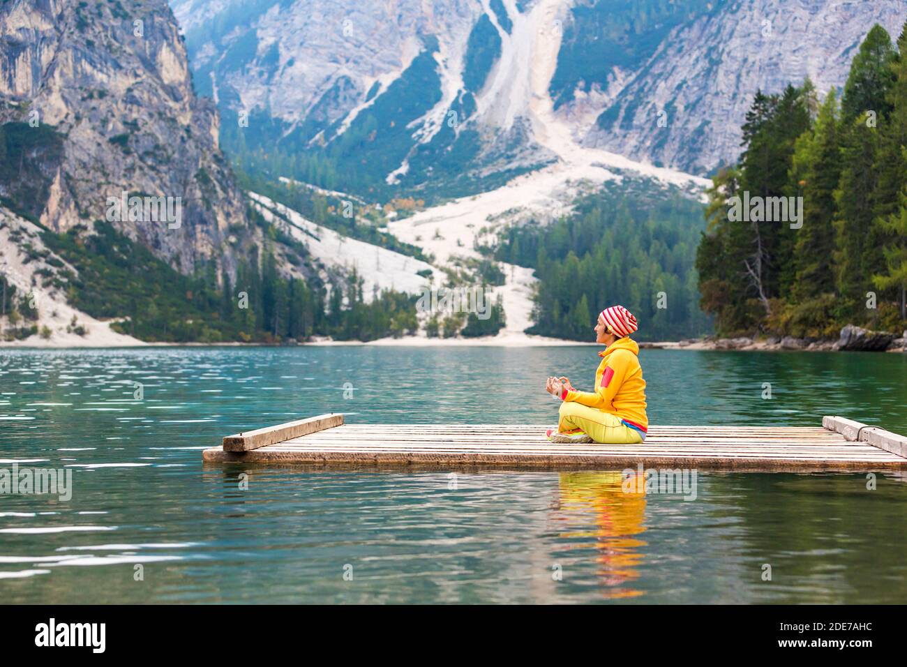 Yoga am See Stock Photo - Alamy