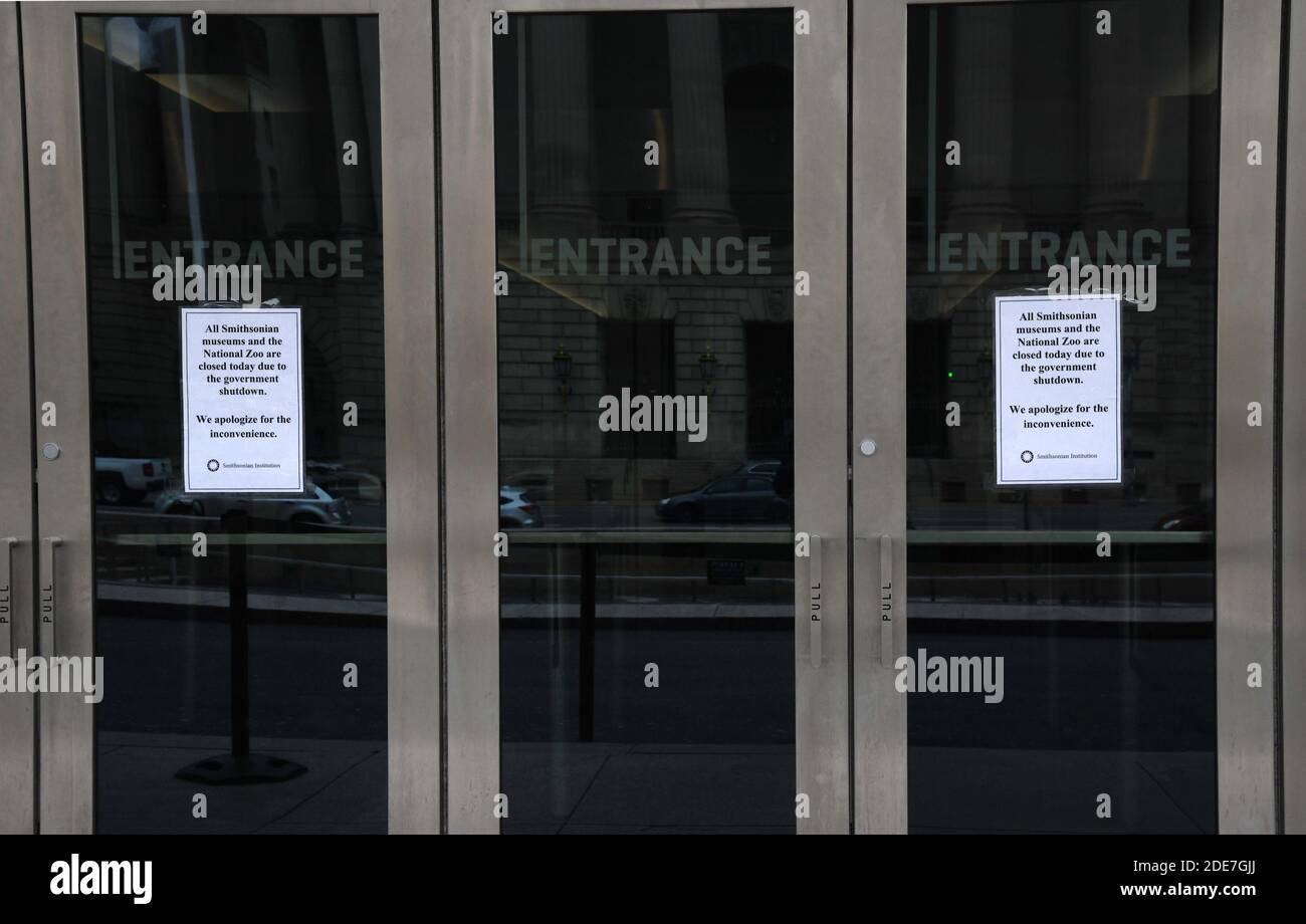 Signs are placed on the doors of the Smithsonian National Museum of ...