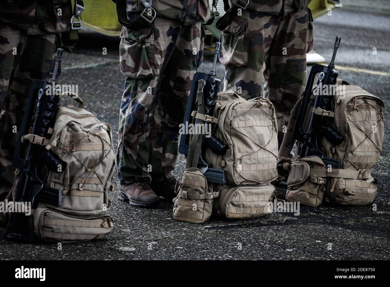 French troops stand with FAMAS assault rifles and backpacks on the ...