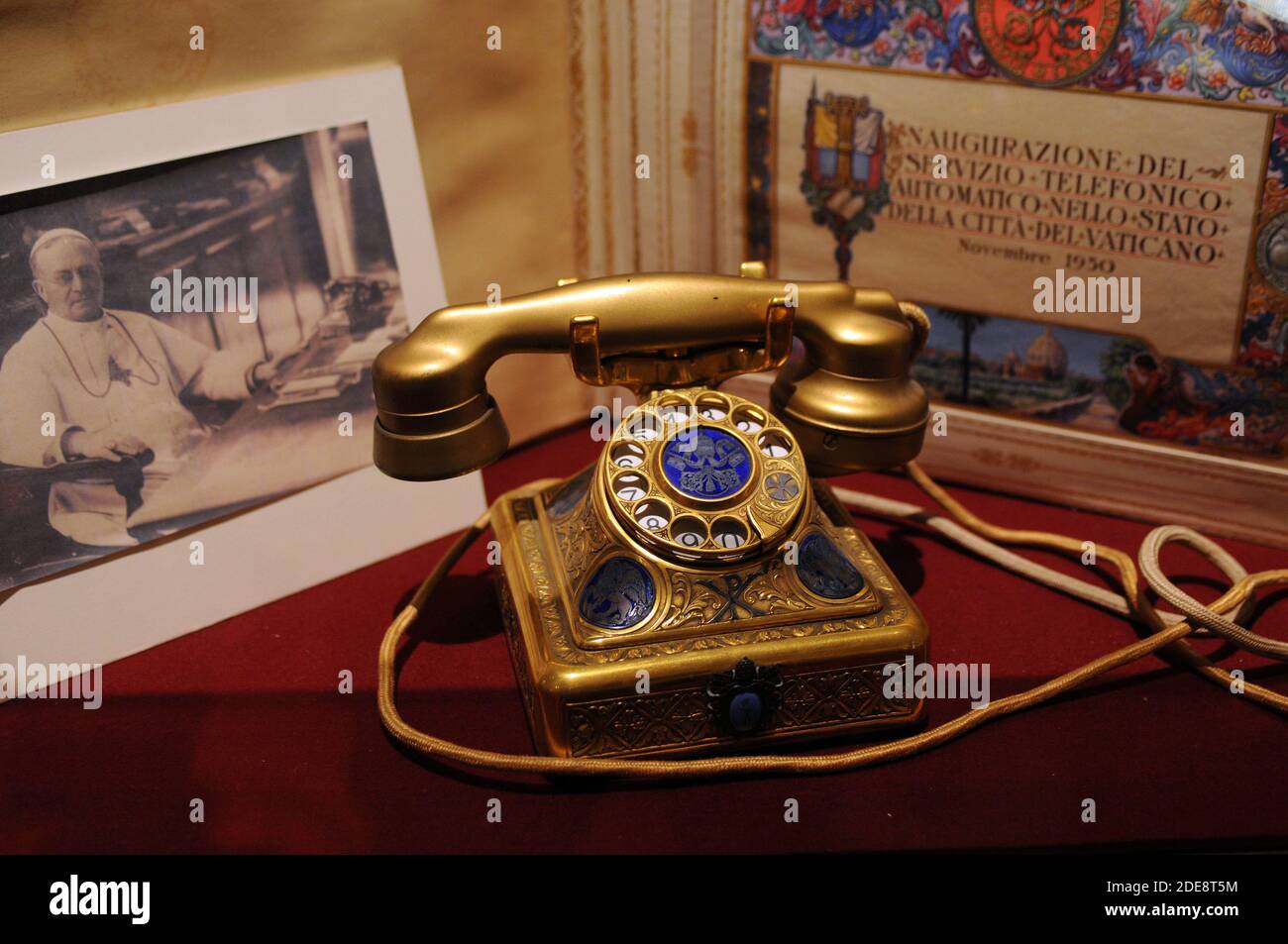 Pope Pius XI 's golden telephone (1922-1939)Vatican Museums Vatican ...