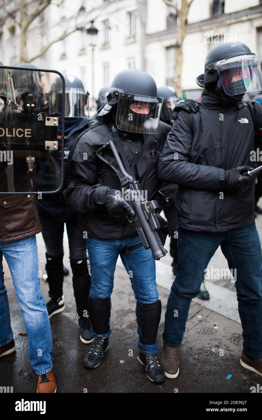 Plain clothes policeman hi-res stock photography and images - Alamy