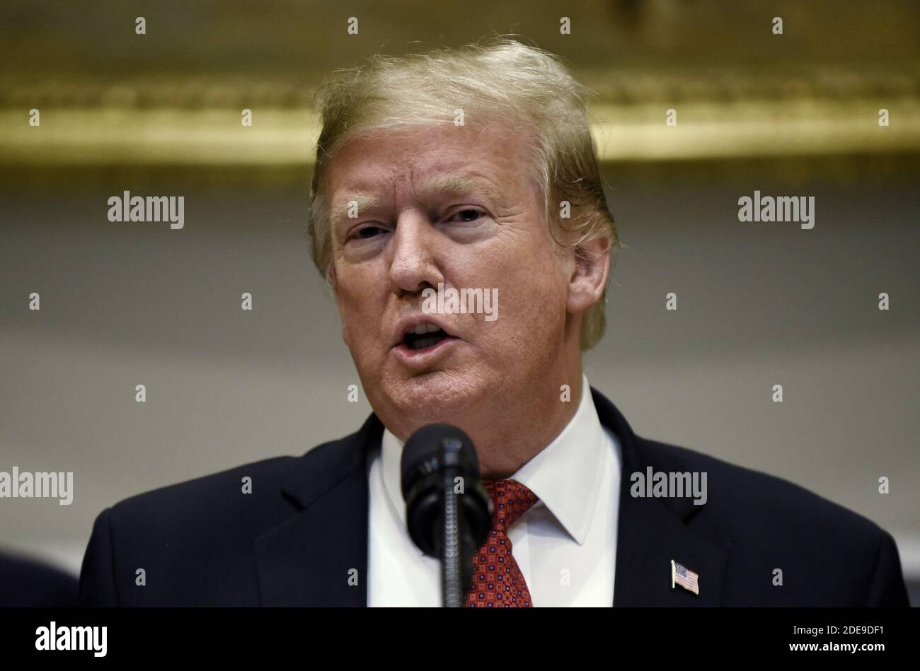 Donald trump head down hi-res stock photography and images - Alamy