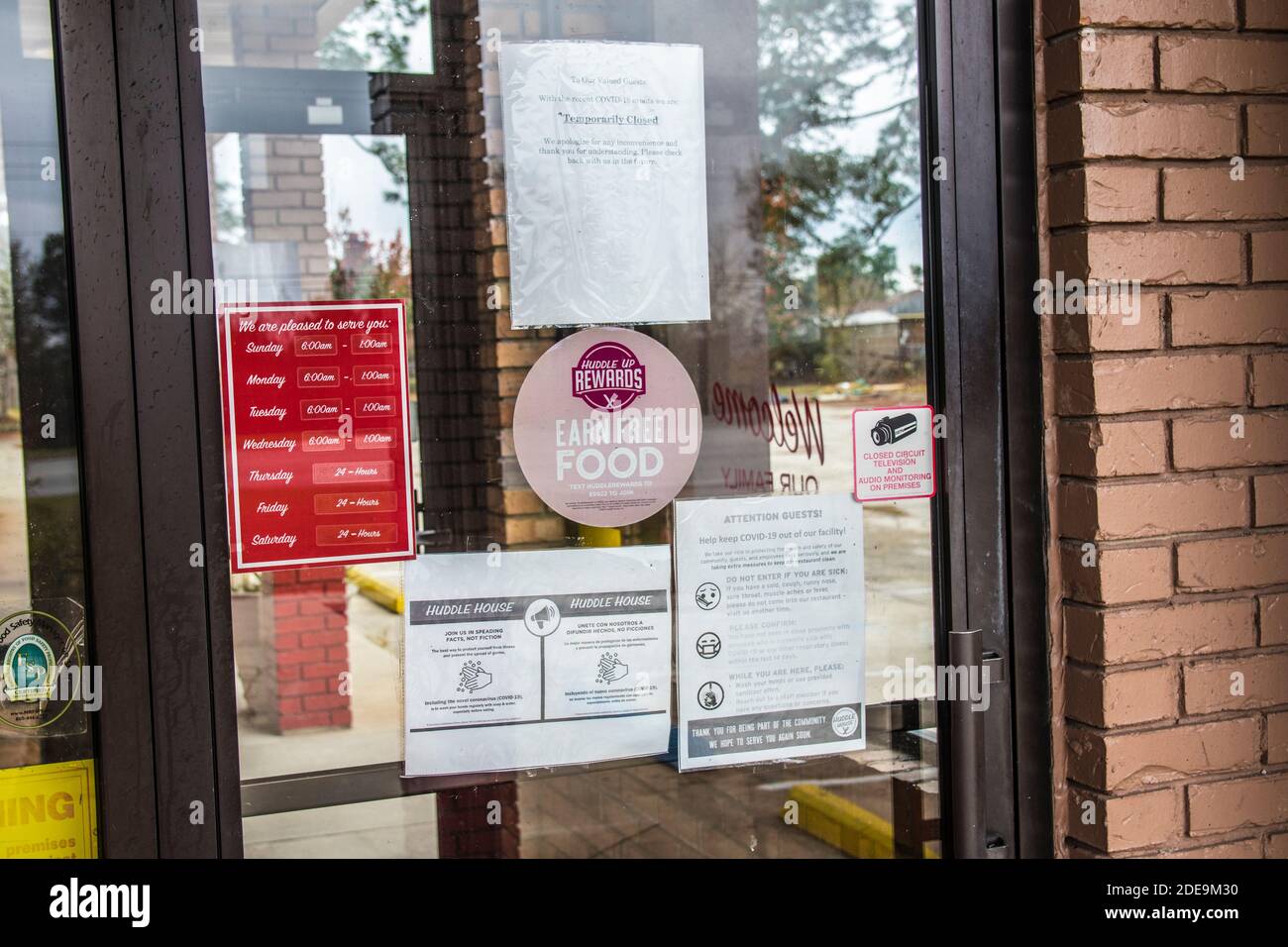 Augusta, Ga USA - 11 29 20: Huddle House Restaurant closed signs on ...