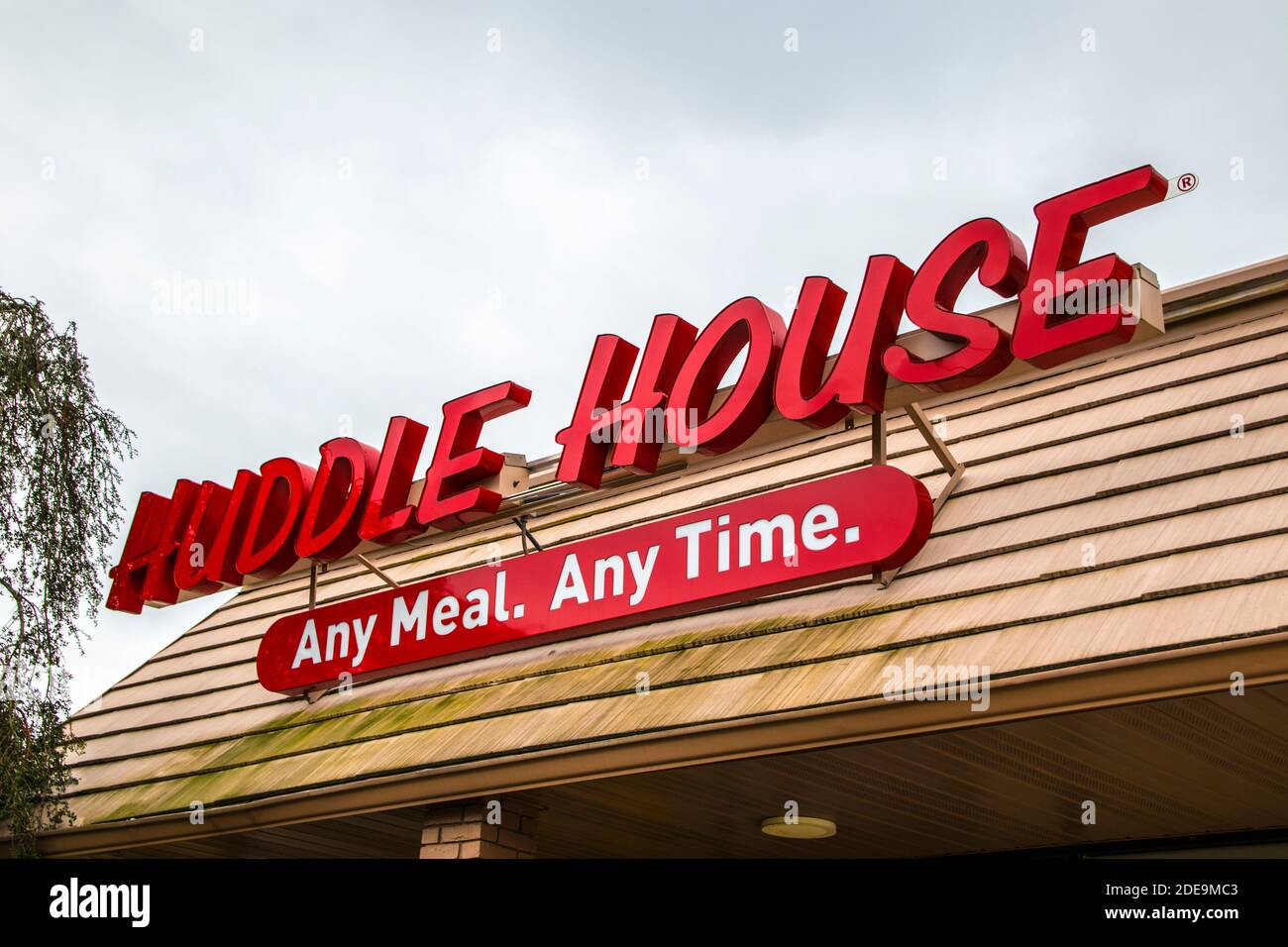 Augusta, Ga USA - 11 29 20: Huddle House Restaurant closed building ...