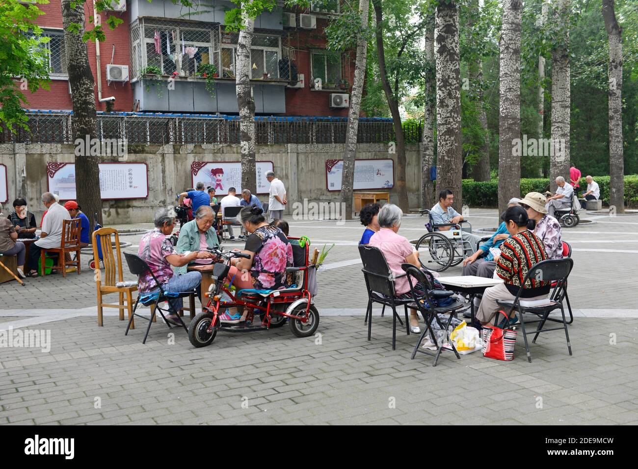 Groups people in park hi-res stock photography and images - Alamy
