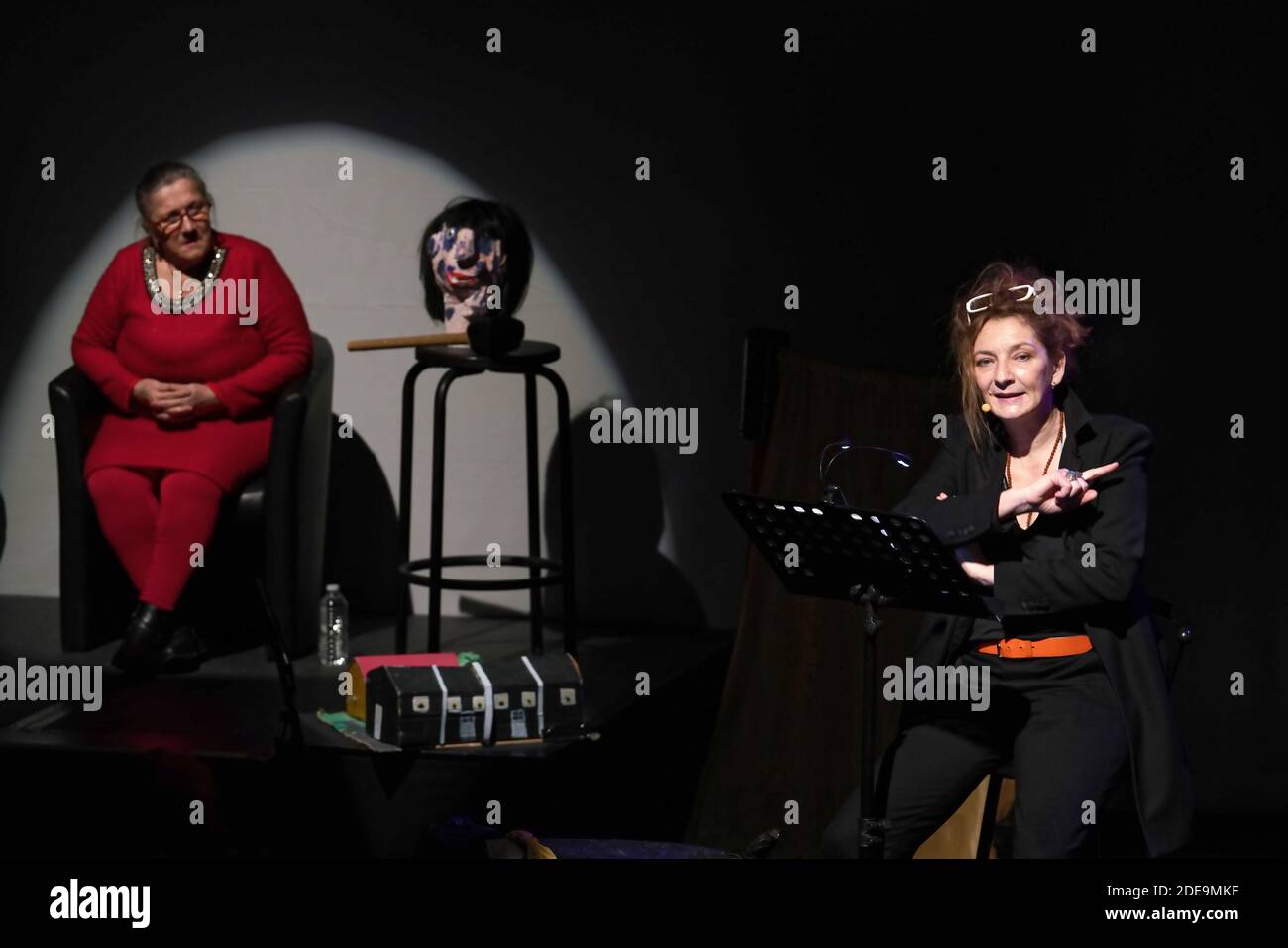 Corinne Masiero ( en noir) et Adolpha van Meerhaeghe ( en rouge) dans ...